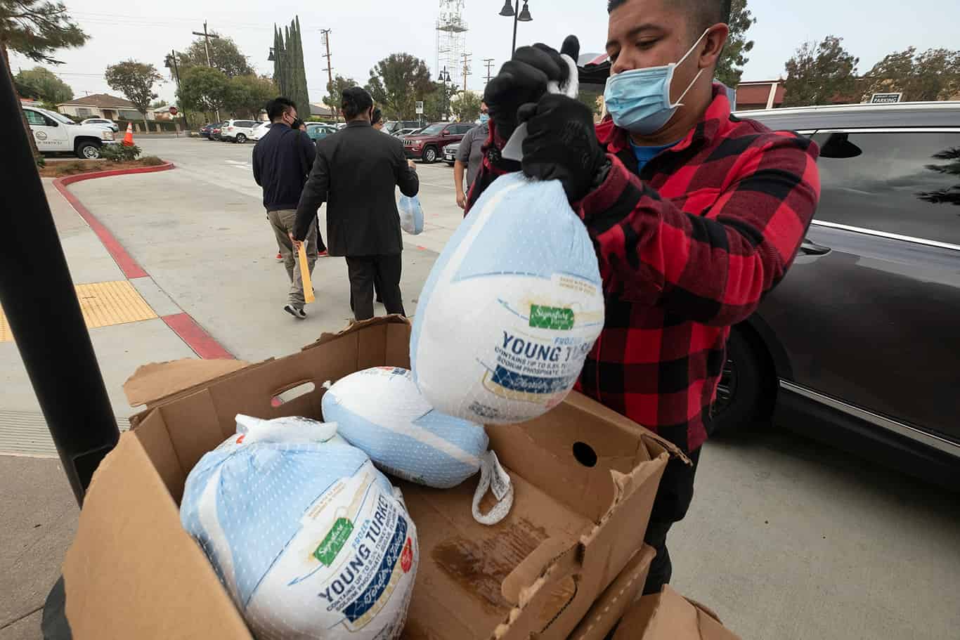 United Food Bank hosts free Thanksgiving turkey distribution in Mesa ...
